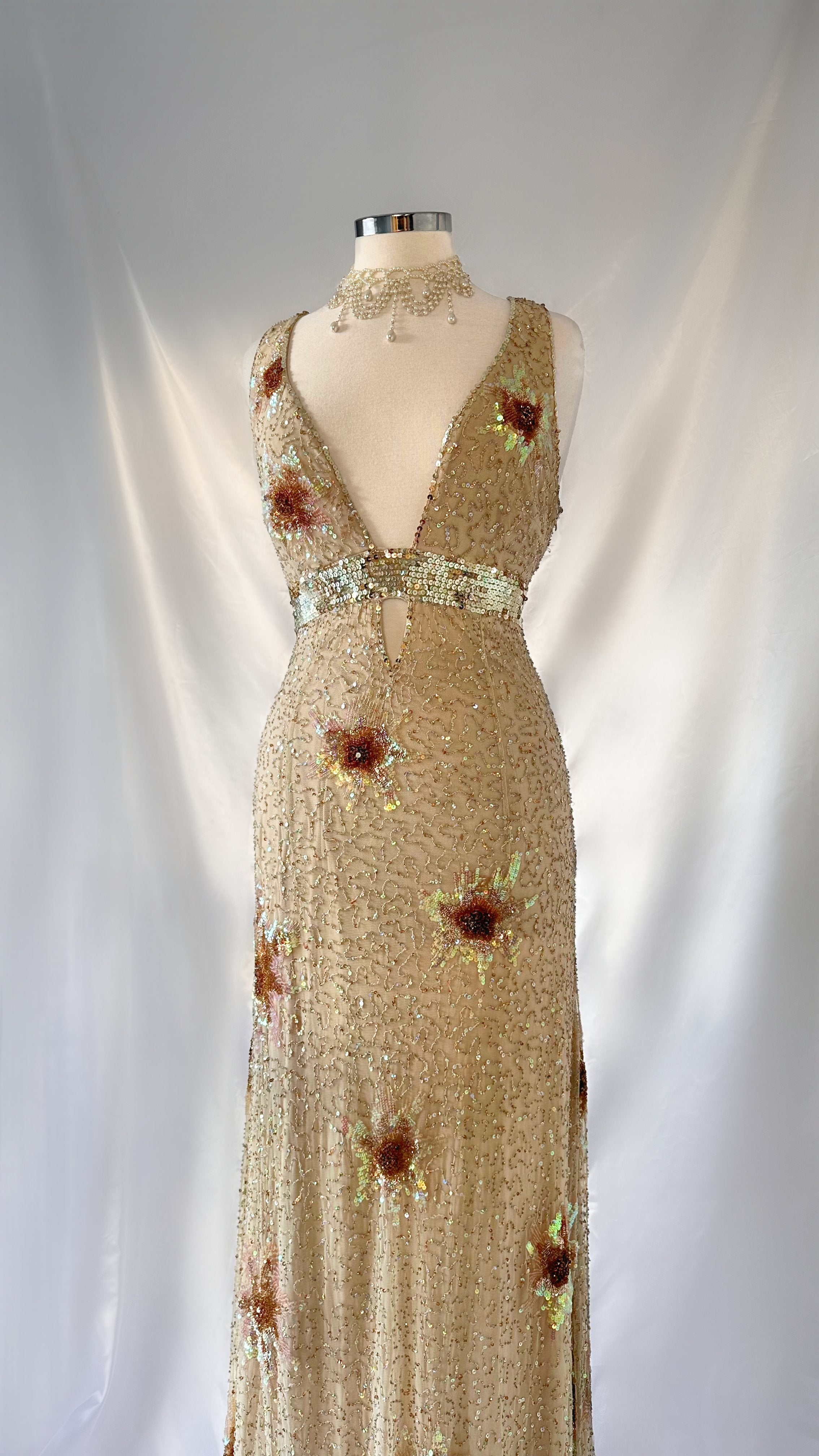 GOLD SUNFLOWER BACKLESS EMBELLISHED GOWN – Xoxofitz